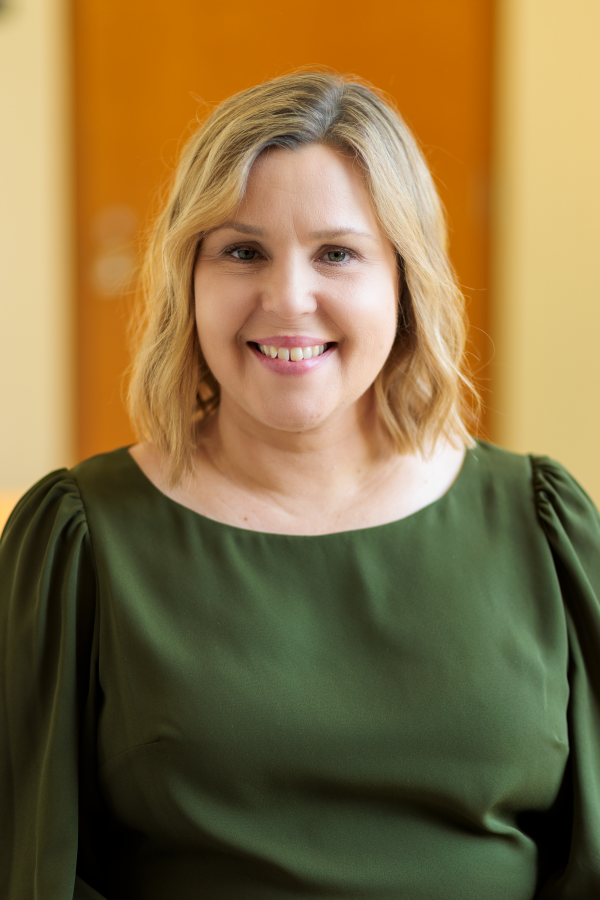 Dr. Elizabeth Bates | Journalism, Public Relations and New Media ...